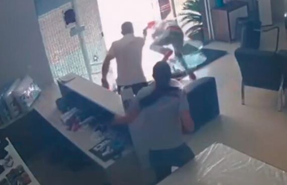 Vídeo: comerciante reage a assalto, mata um bandido e fere o outro ...