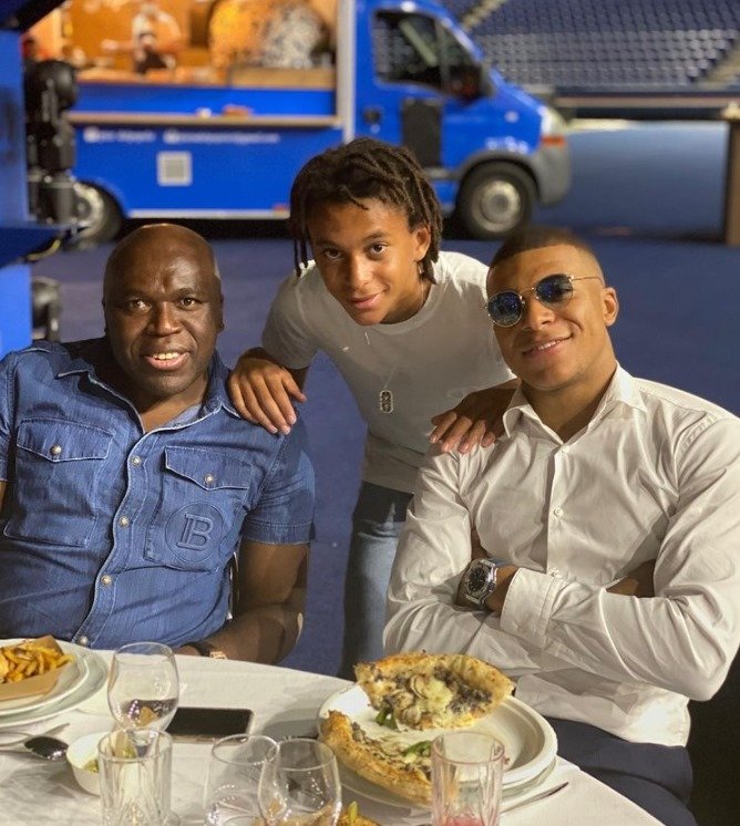 Irmão de Kylian Mbappé, Ethan assina contrato com o PSG | Metrópoles