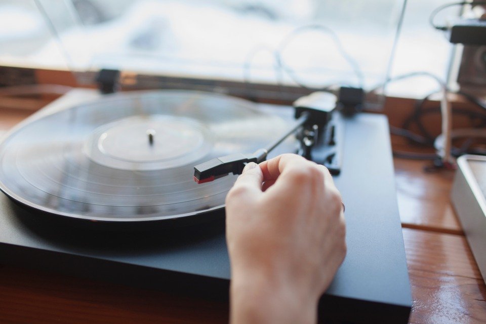 Vintage e estiloso! Seis modelos de vitrolas para os amantes do vinil ...