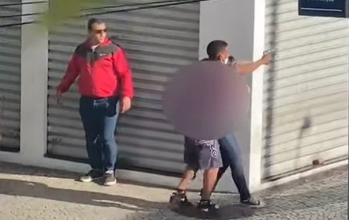 Vídeo registra morte de assaltante com refém e aplausos da população ...