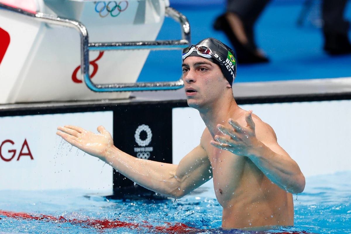 No detalhe, Fernando Scheffer garante o bronze nos 200m nado livre ...