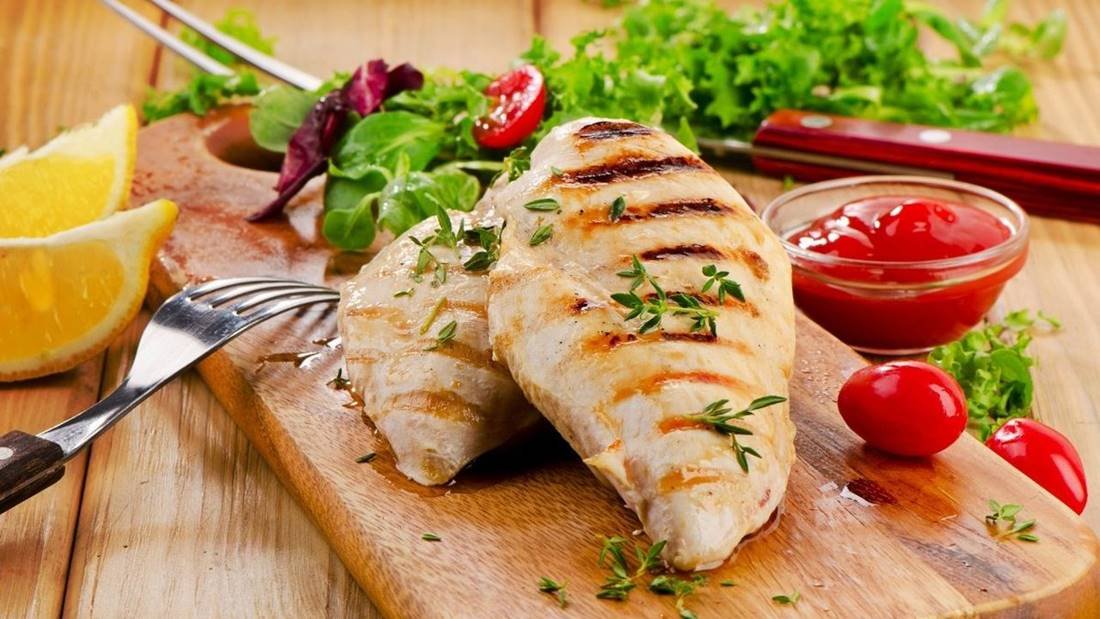 Peito de frango: 6 jeitos de fazer a proteína e inovar na marmita ...