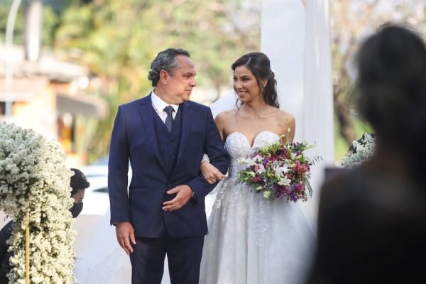 Beatriz Venâncio e Leonardo Argolo dizem “sim” na Igrejinha da Asa Sul | Metrópoles