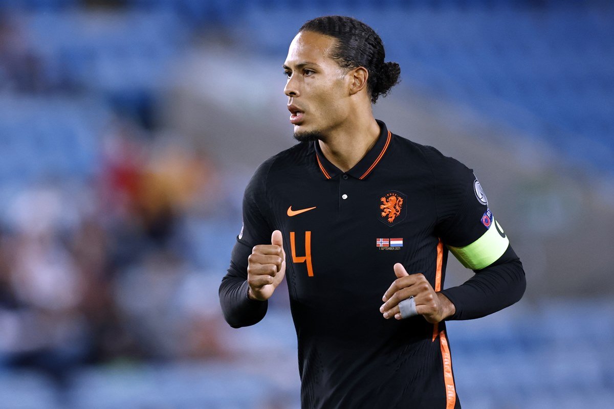 Van Dijk empurra torcedor que se aproximava para tirar foto. Vídeo ...