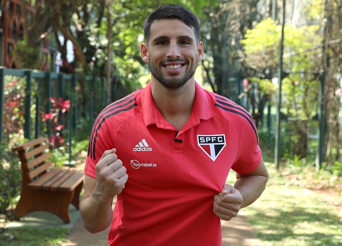 De volta ao São Paulo, Calleri visita CT, passa por exames e conversa ...