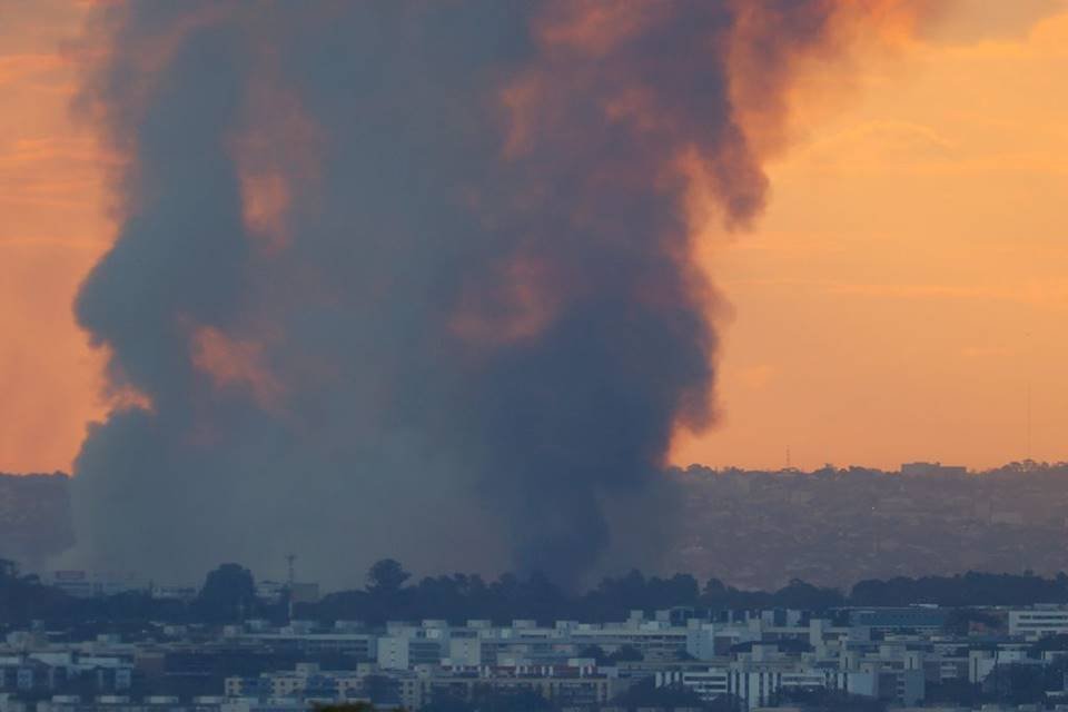 Incêndio atinge três regiões do DF na tarde desta quinta-feira. Veja ...