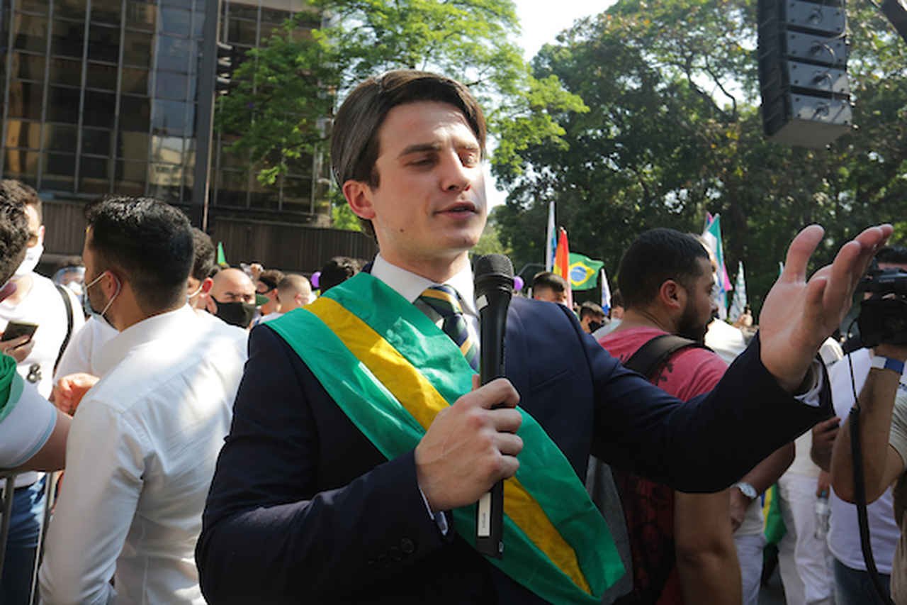 “O autoritarismo detesta o riso”, diz humorista que imitou Bolsonaro ...