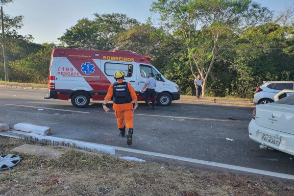 Batida entre três carros deixa pessoa em estado grave | Metrópoles