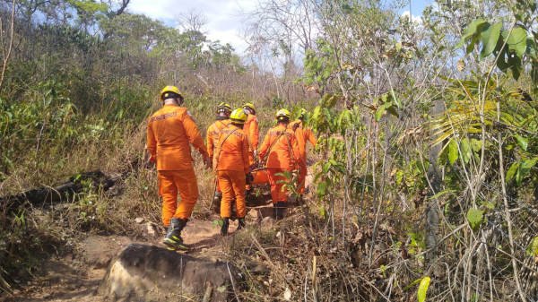 Bombeiros resgatam idosa que caiu em trilha de cachoeira no DF | Metrópoles Bombeiros resgatam idosa que caiu em trilha de cachoeira no DF | Metrópoles