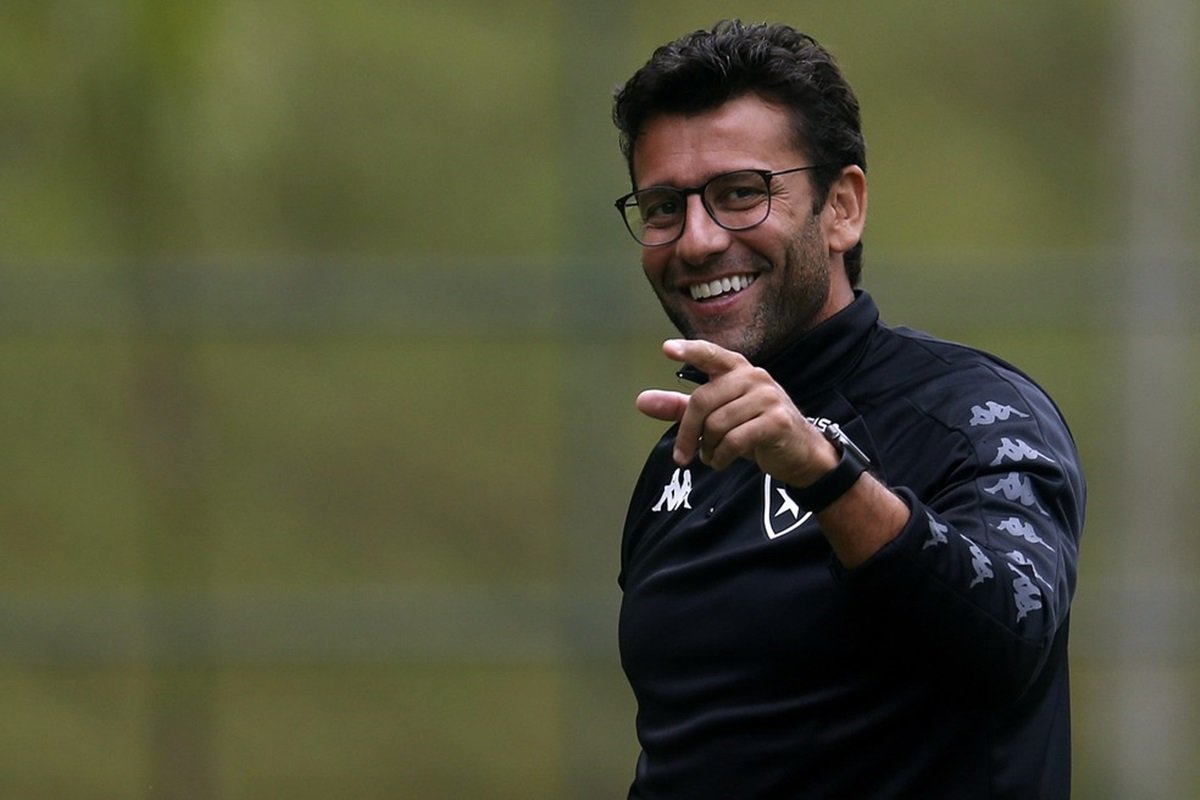 Finalista da Sul-Americana, Athletico-PR anuncia Alberto Valentim como ...