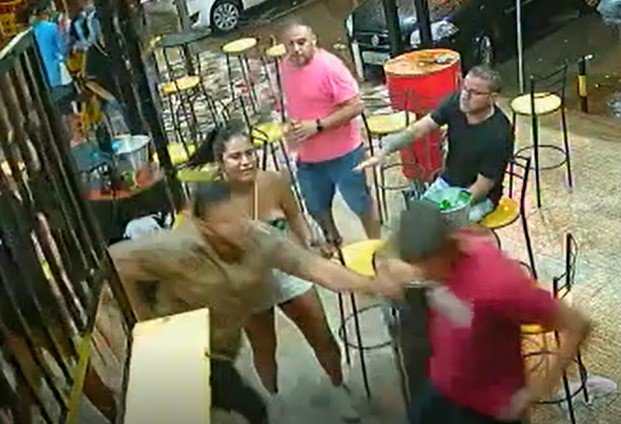 Vídeo Ex Pm Bebe Briga E Atira Contra Pessoas Em Bar No Distrito