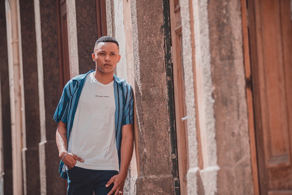 Ex-entregador de lanches, Victor Alves, vencedor do The Voice, lança EP ...