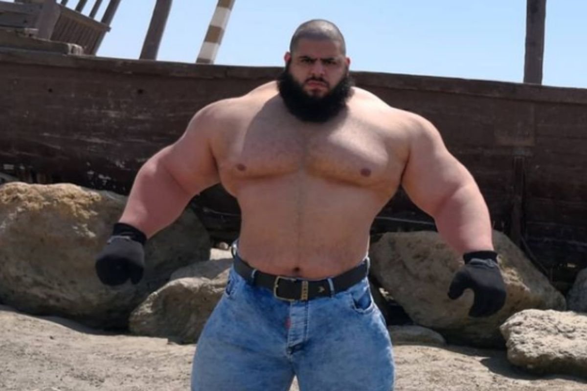 Hulk Iraniano esmaga parede com soco em treinamento para luta: veja ...
