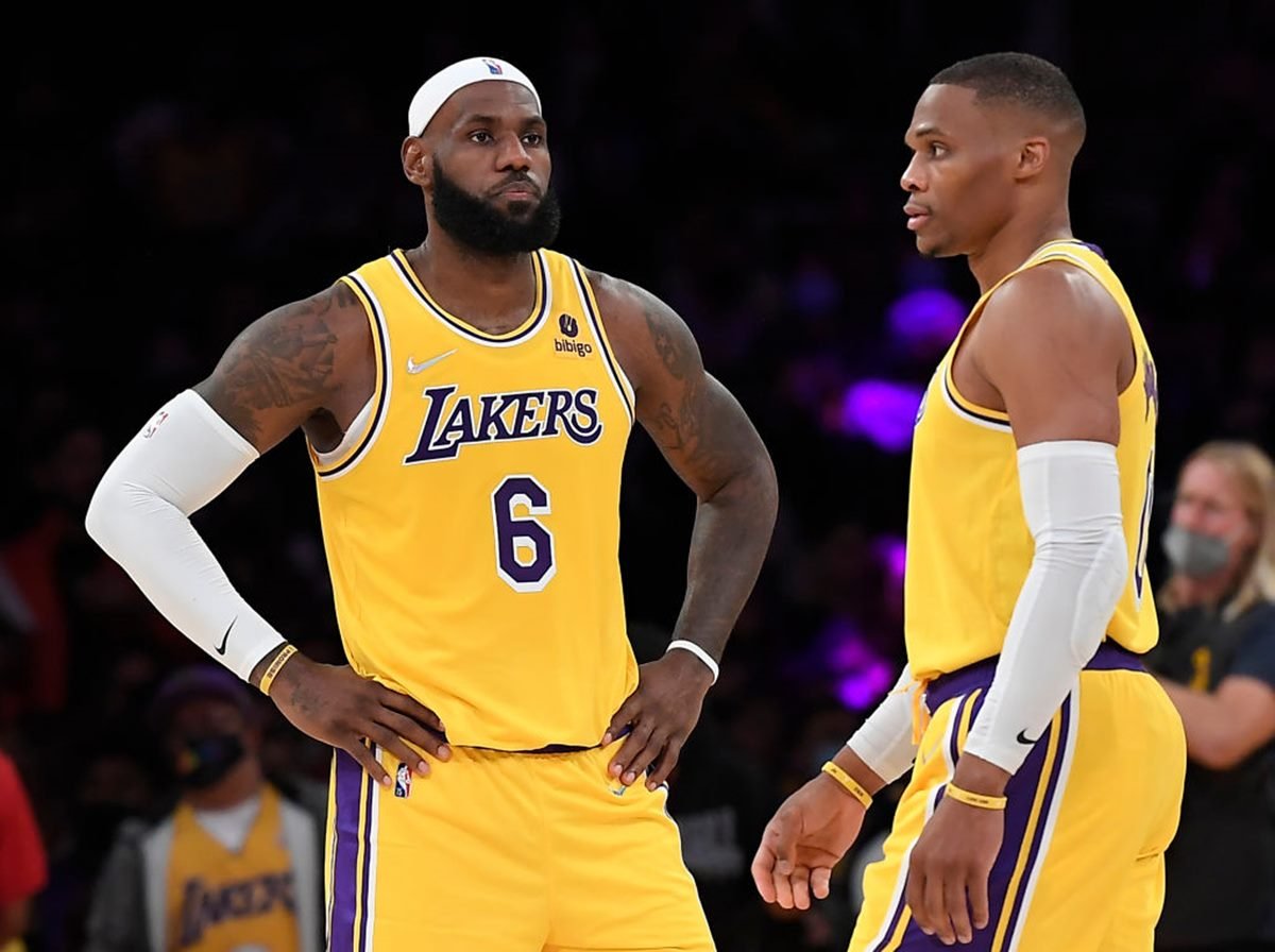 “Vá para casa e assista uma comédia”, aconselha LeBron após derrota ...
