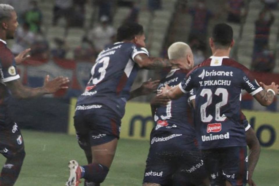 Fortaleza faz 3 a 0 no Athletico-PR e assume o 2º lugar no Brasileirão ...