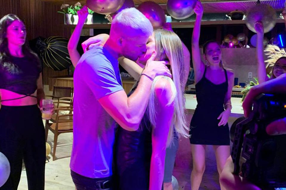 Ex-BBB Daniel Lenhardt é flagrado com loira em festa. Veja fotos ...