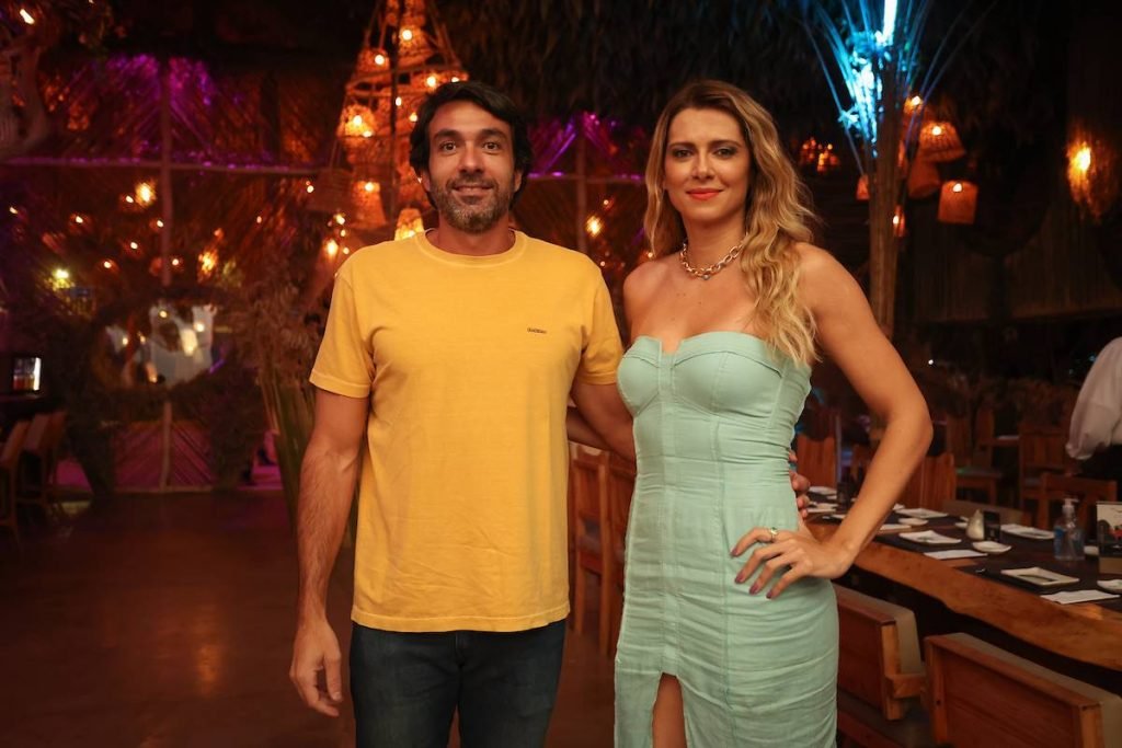 Carolina Mendes celebra aniversário com amigos no Maaya | Metrópoles