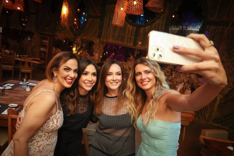 Carolina Mendes celebra aniversário com amigos no Maaya | Metrópoles