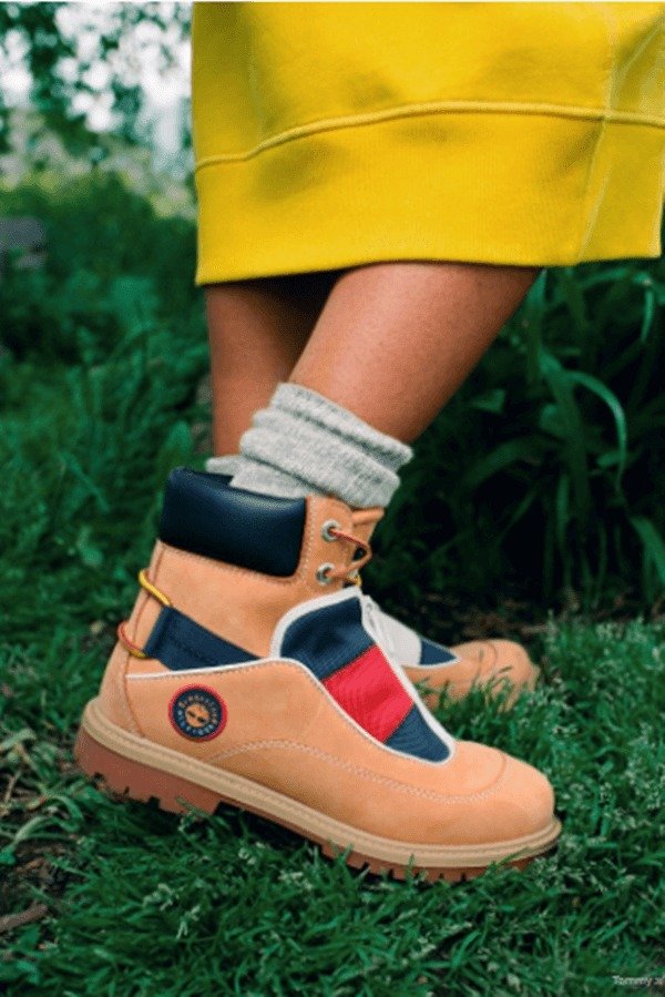 Anos 1990 inspiram parceria entre Tommy Hilfiger e Timberland | Metrópoles