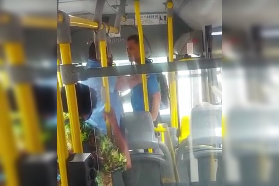 Vídeo. Motociclista agride motorista de ônibus: “Me mandou beijinho ... Vídeo. Motociclista agride motorista de ônibus: “Me mandou beijinho ...