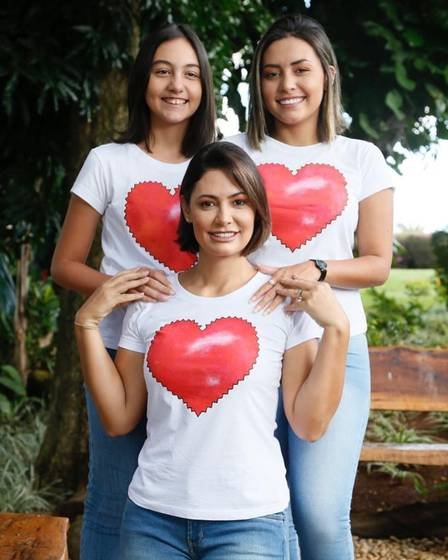 Familiares e amigos comemoram 19 anos de enteada de Jair Bolsonaro ...