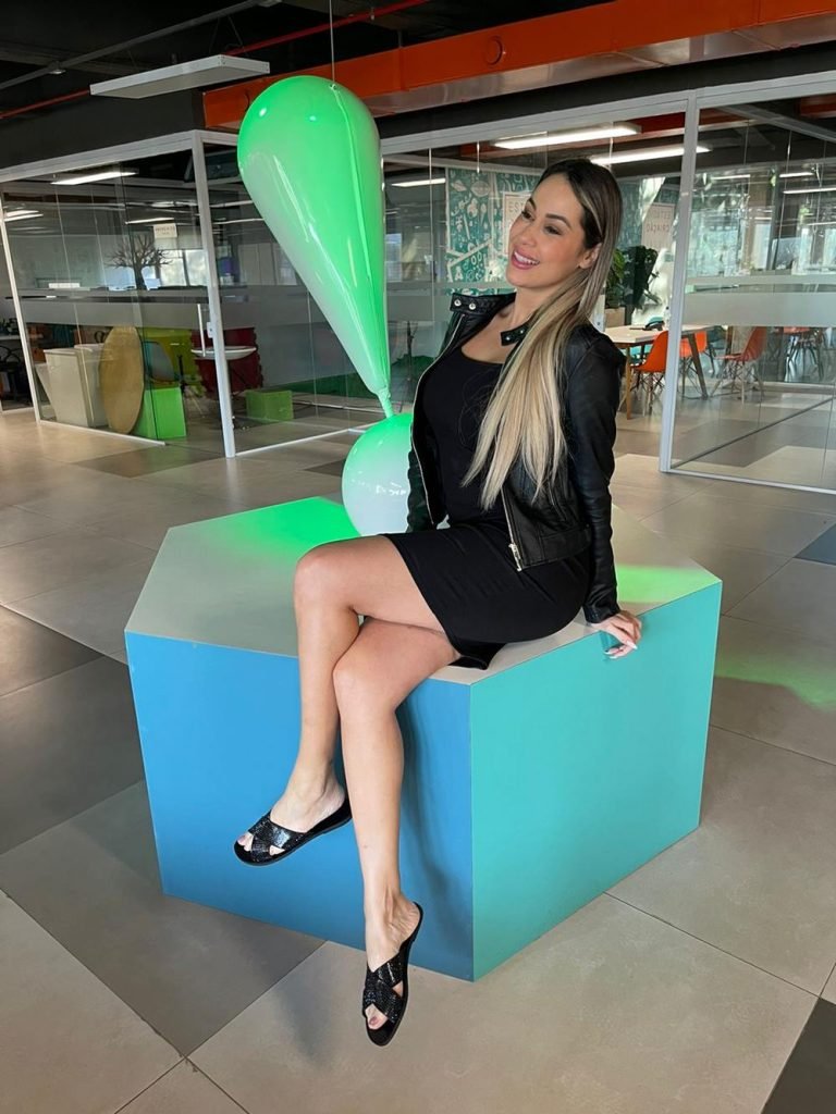 Bruna Senna, da RedeTV, retorna ao Brasil e prepara ensaio nu | Metrópoles