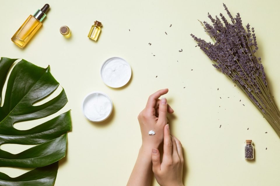 Aprenda três receitas caseiras poderosas de esfoliantes para as mãos