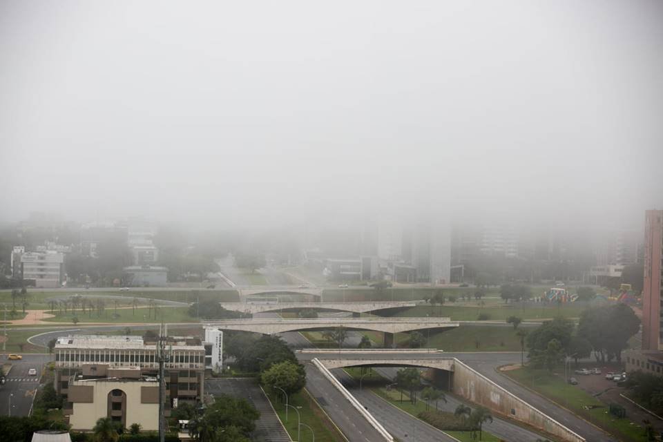 Bruma e tempo fechado marcam começo de domingo no Distrito Federal ...