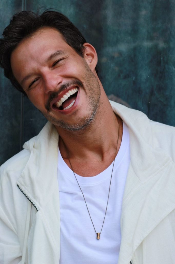 No Vai Que Cola, Nando Rodrigues comemora estreia no humor | Metrópoles