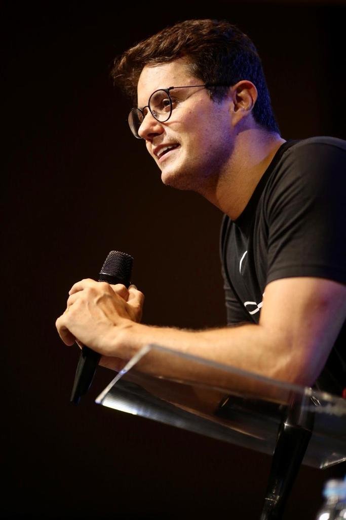 Em Barretos, Deive Leonardo emociona com plateia de 50 mil pessoas ...