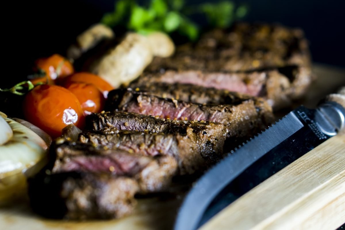 Faça a deliciosa receita da fraldinha ao forno que desmancha na boca ...