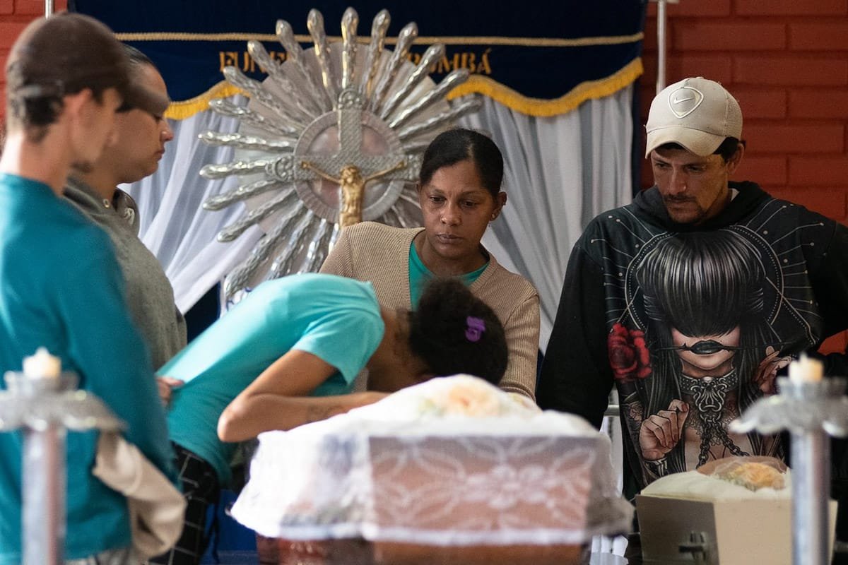 Brutalmente assassinadas, mãe e filha são enterradas em Corumbá (GO) | Metrópoles