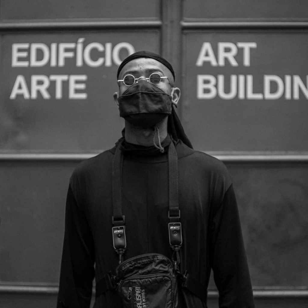 Quem é Angola, o rapper e faxineiro da Globo que cantou com Iza ...