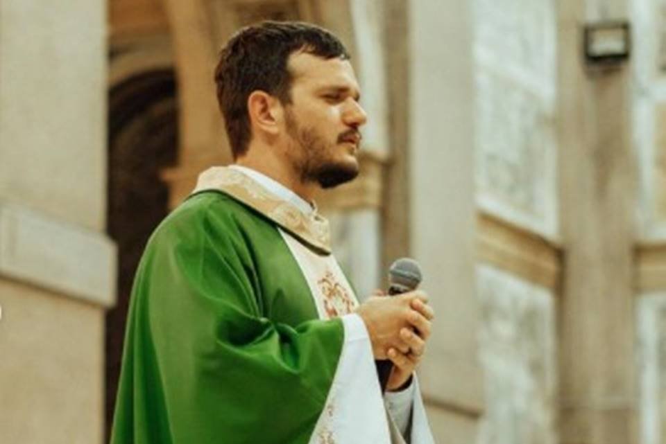 Padre Patrick Fernandes fala de polêmica após postar foto sem camisa