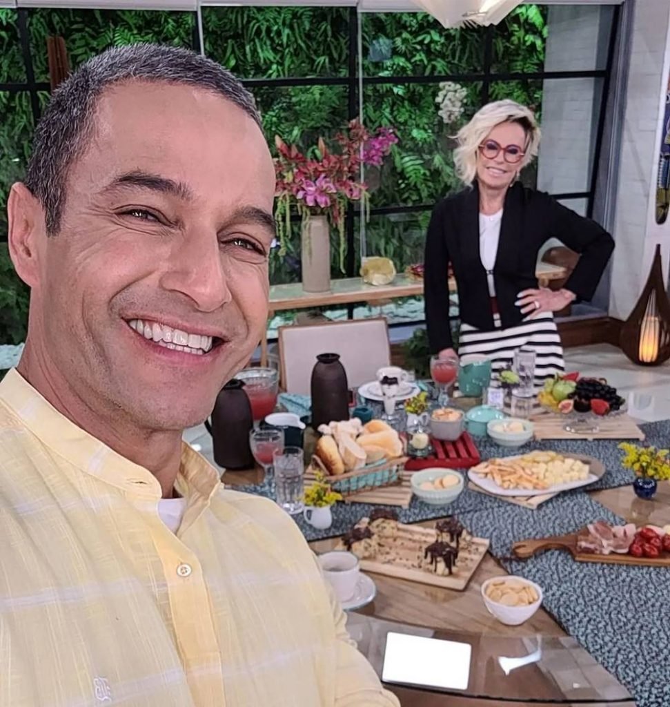 Idosa puxa orelha de repórter do Mais Você durante entrevista ao vivo ... Idosa puxa orelha de repórter do Mais Você durante entrevista ao vivo ...