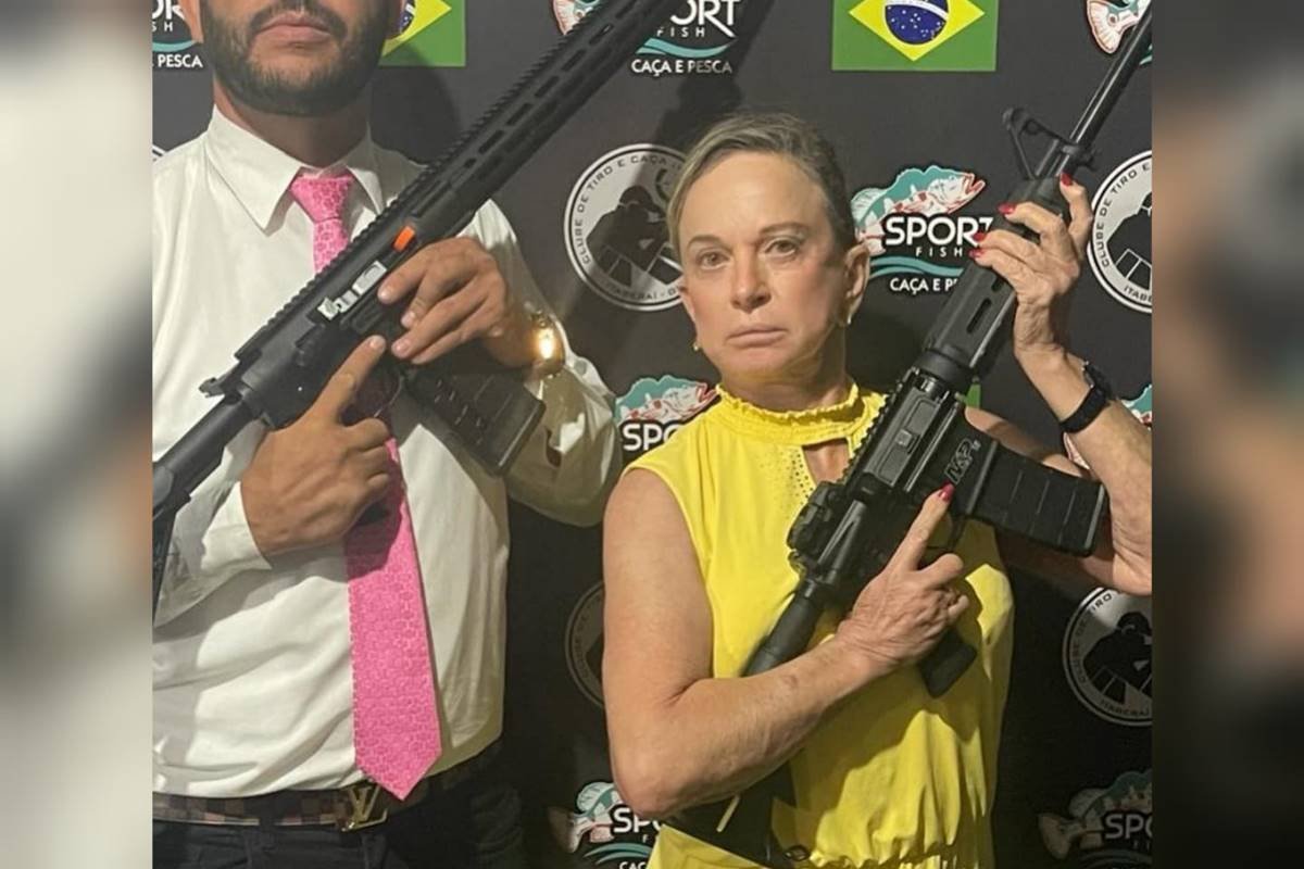 Deputada que quis caçar Lázaro posta foto com fuzil AR-15: “Aquisição ...