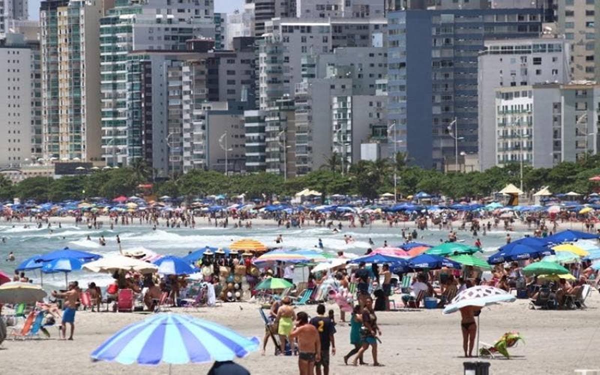 Balneário Camboriú tem praia lotada no primeiro verão após alargamento ...
