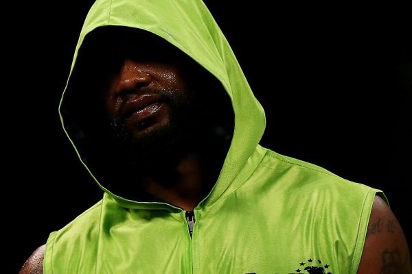 Ex-boxeador é morto a tiros em frente aos filhos e a namorada nos EUA