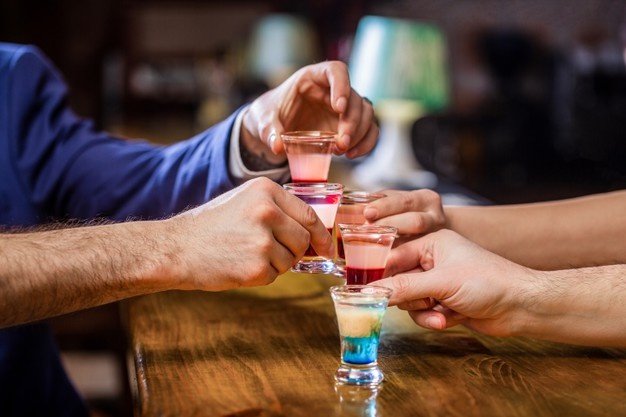 Santo Bar dá shot gratuito para vacinados contra Covid | Metrópoles