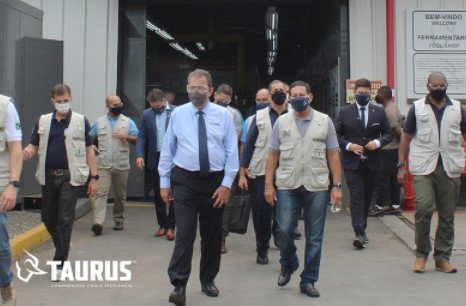 Mourão testa fuzil e pistola durante visita à fábrica da Taurus no RS ...