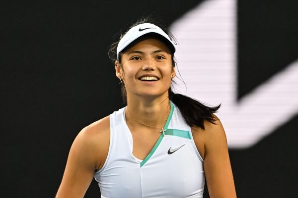 Emma Raducanu levanta quatro vezes o seu peso e choca fãs na internet