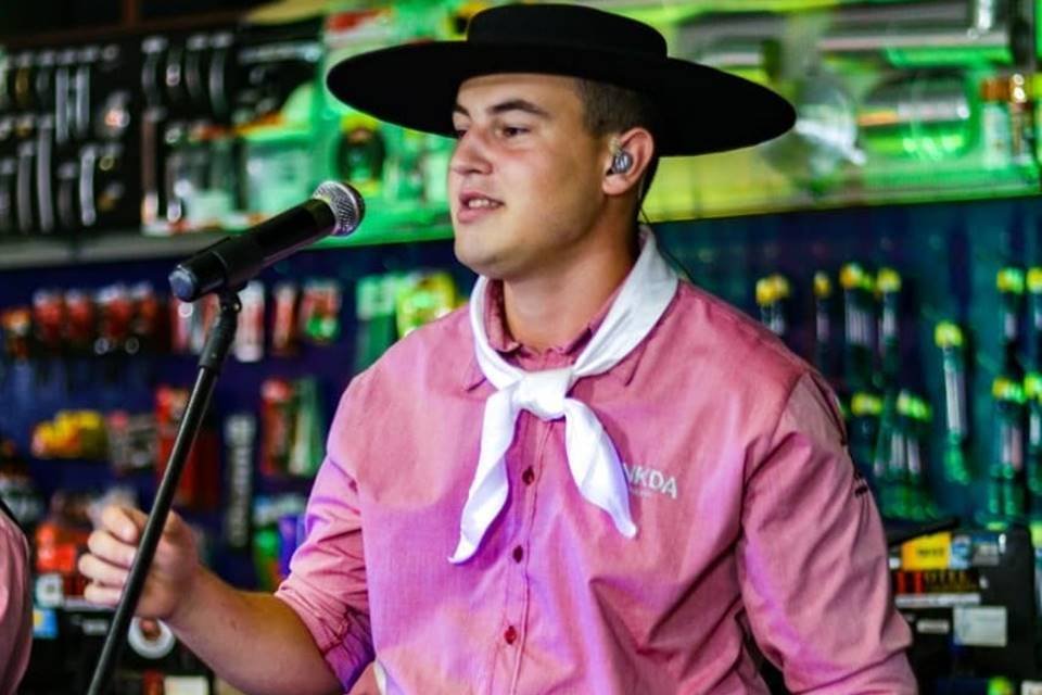 Músico morre aos 24 anos ao levar descarga elétrica de guitarra ...