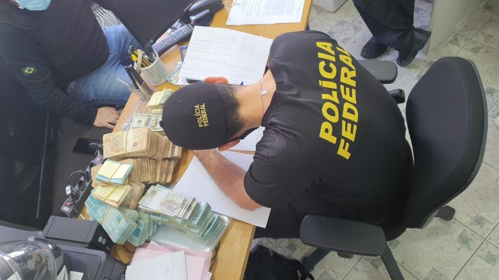 Pf Apreende R 1 Mi Em Espécie E Carros De Luxo Em Operação Metrópoles