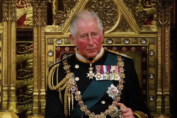 Príncipe Charles garante que é “diferente” da versão de The Crown ...