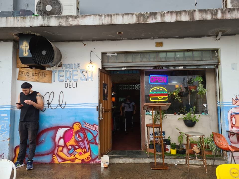 Madre Teresa Deli: experiência autêntica, um hambúrguer abençoado ...