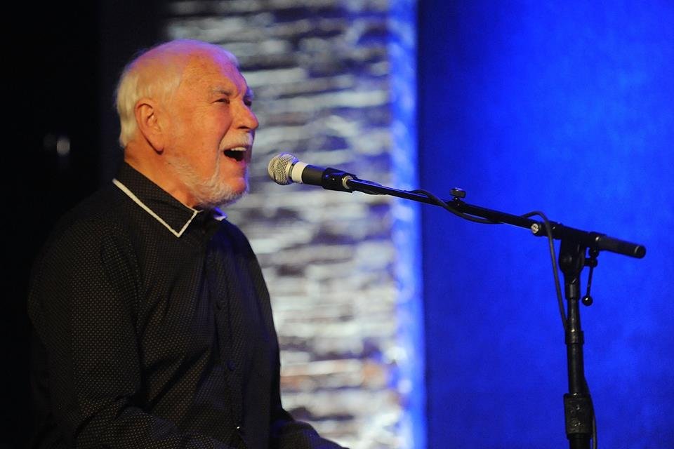 Gary Brooker, vocalista da Procol Harum, morre aos 76 anos | Metrópoles