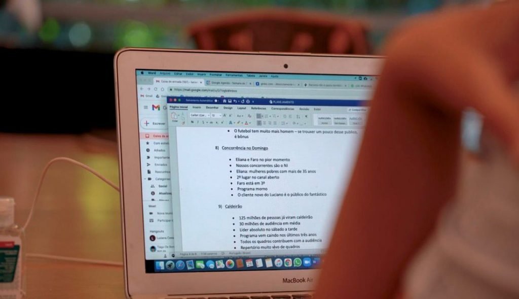 Vaza print da equipe de Huck sobre programas de Faro e Eliana. Leia ...