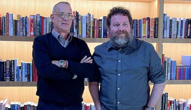 Tom Hanks pede desculpas a ator dispensado por ele em série da HBO ...