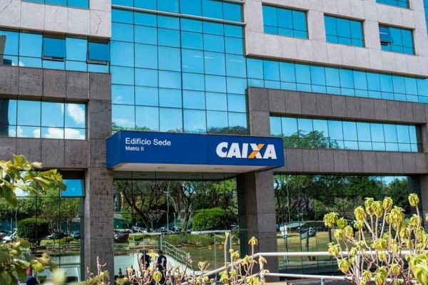 Caixa colocou servidor com salário de R$ 45 mil para organizar fila ...