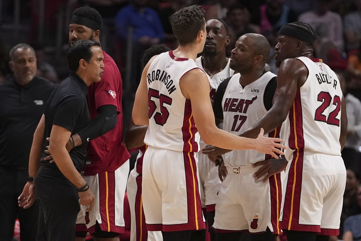 Técnico e craque do Miami Heat trocam ofensas em jogo: “Tá maluco ...